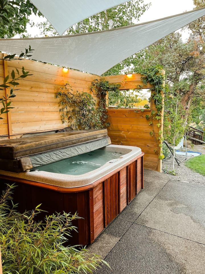 Backyard Paradise On The Dry Canyon With Hot Tub - Redmond, OR