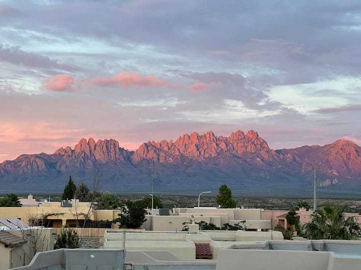 Yucca House | Mountain Views, Jetted Tub, Modern - Las Cruces, NM