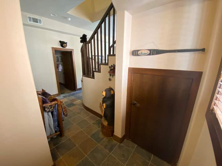 Beautiful Large 4 Bedroom 3 Full Bath Log Cabin! - Shaver Lake, CA
