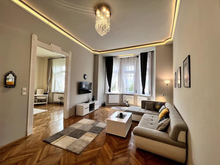 Spacious Elegance With Views Of Buda Hills - Budapest
