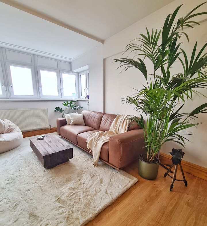 Quiet Private Main Bedroom With Desk - Fulham