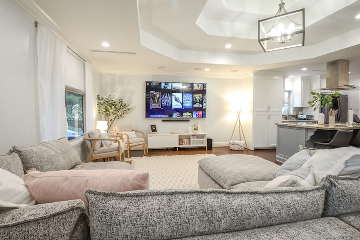 Ultimate Family Getaway In A Stylish Spacious Home - Houston, TX