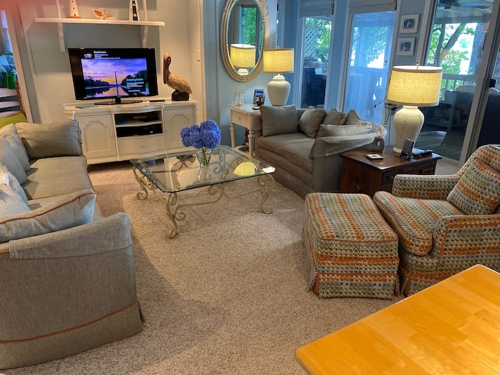 Cozy 3 Bedroom  Cottage On Lake Bowen - Lake Bowen, SC