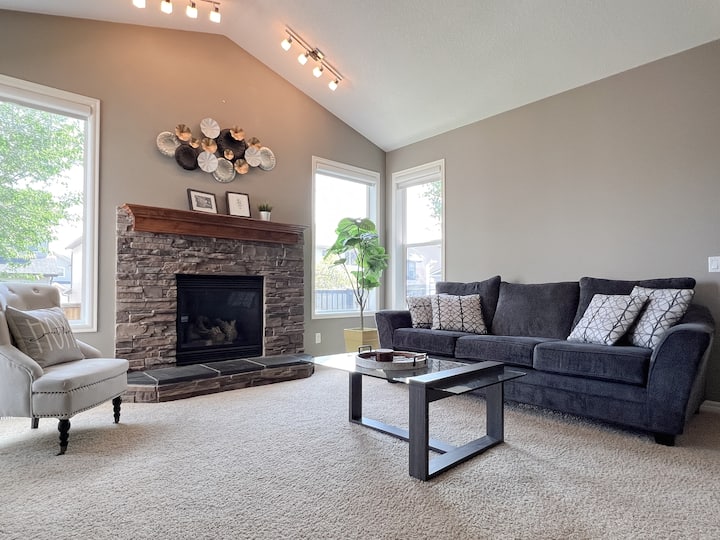 Serene & Beautiful Home Sweet Home - Calgary