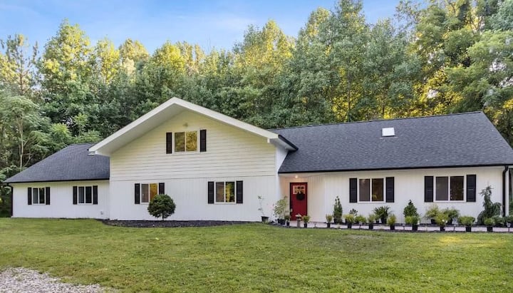 Casa Blanca Upscale Retreat: Indoor Pool, Fire Pit - Owings Mills, MD