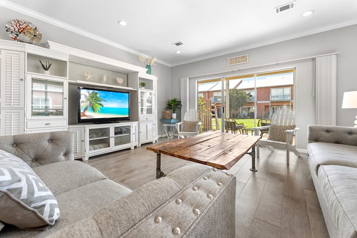 Steps To Sparkling Pool, 5 Min Walk To Beach, Mins To Shops & Outlet - Miramar Beach, FL