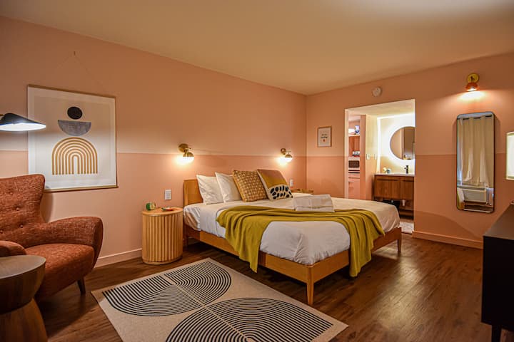 The Clementine On College - Room #1 - Fayetteville, AR