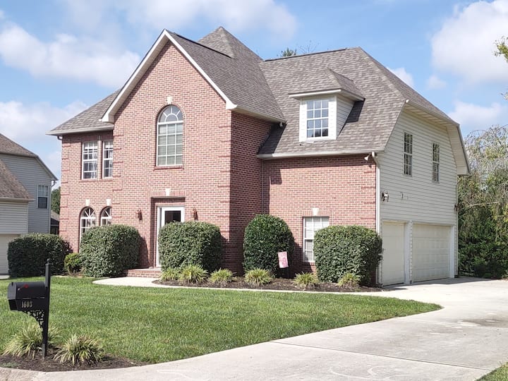 Beautiful 1 Acre 4 Bd 3 Bath Non-smoking Home - Knoxville, TN