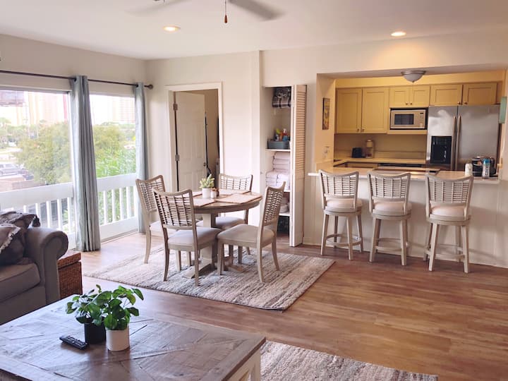 Beautiful 2 Bed/1 Bath Condo @ Gulfterrace W/pool - Destin, FL