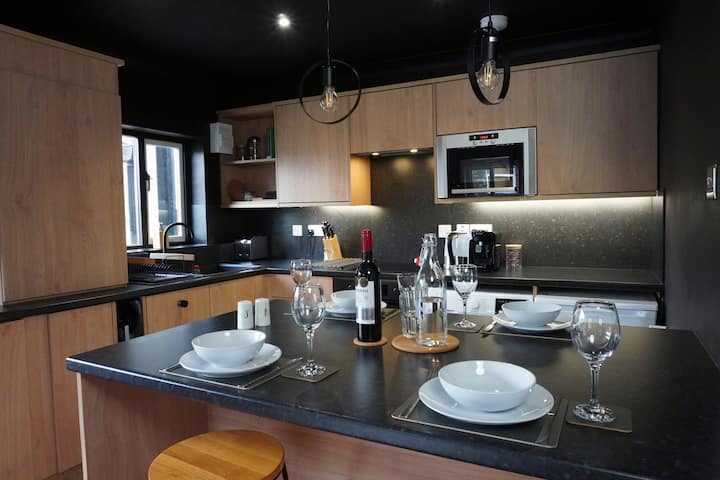2 Bedroom Home With Private Parking - Ambleside