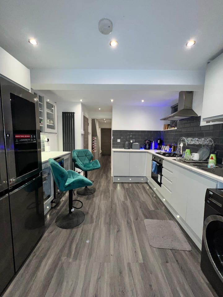 Cheerful 2 Bedroom Home With Hot Tub - Uxbridge