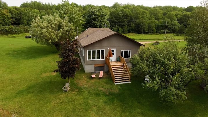 The Wicksens
All Season Water Front Cottage - Barry's Bay
