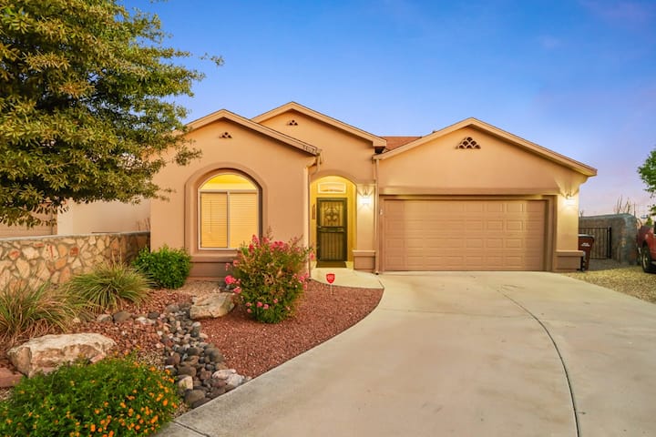 Cozy & Stylish Home, Parking, Private Yard - Las Cruces, NM