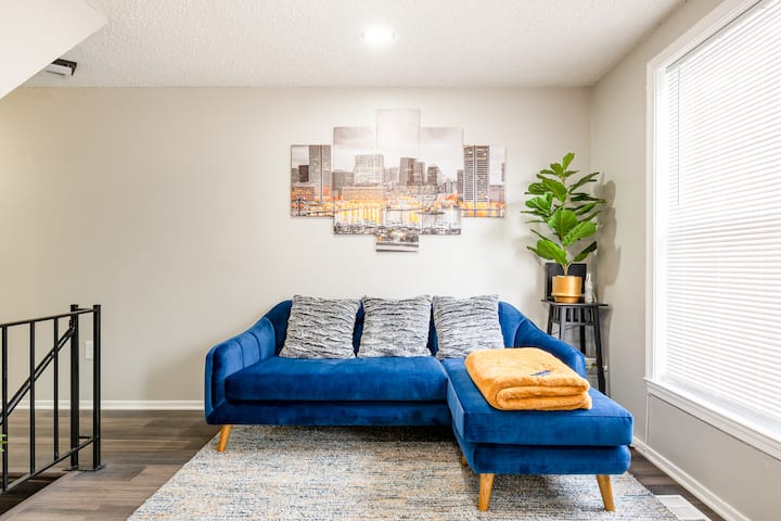 Charming & Chic City Living With Free Parking! - Baltimore, MD