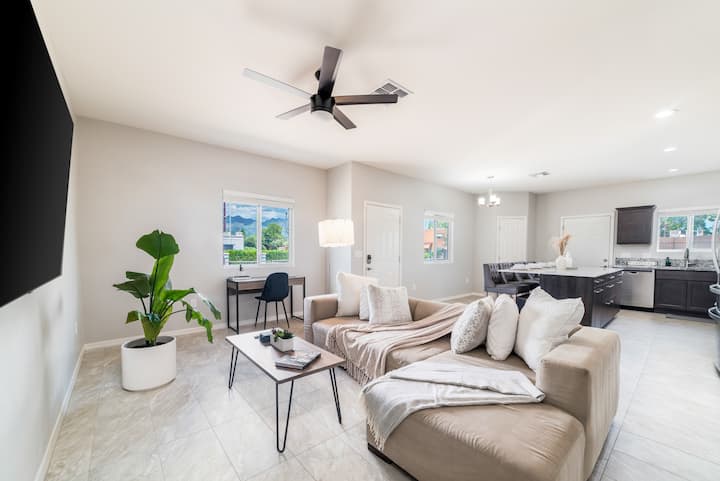 Modern Tranquility: Midtown Summer Sanctuary Epic - Catalina Foothills, AZ