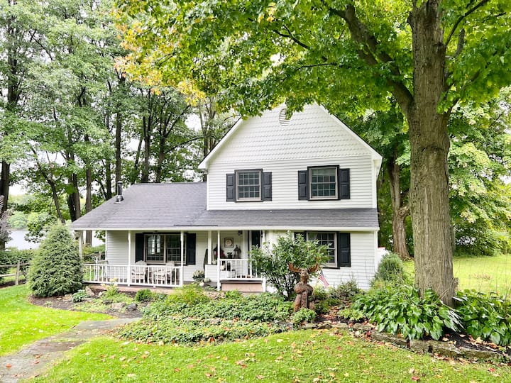 New! Beautiful 4 Br/2.5 Ba Lake House - Sleeps 12 - Tully Lake, Tully
