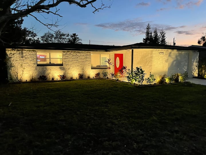 Baden Dr-cozy Clean Home Away From Home! - Tarpon Springs, FL