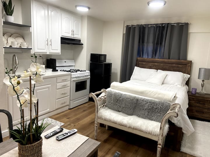 Lovely & Cozzy Studio With Parking On Premises. - Cerritos, CA