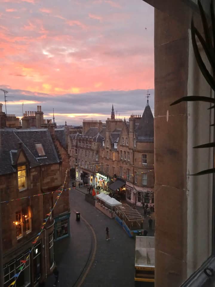 Chic Royal Mile Flat - Edinburgh Waverley station