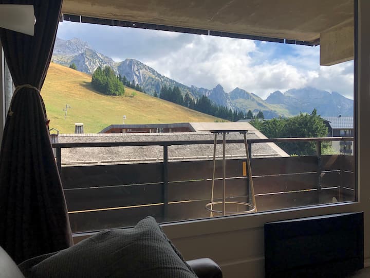 Vue Magnifique Pied Des Pistes Et Des Commerces. - Manigod