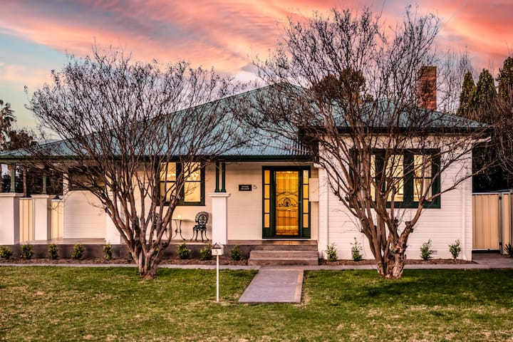 Cottage On Court
*4pm Check-out On Sundays* - Mudgee