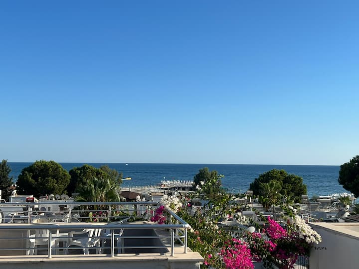 Beachfront Vacation Home With A Patio And Sea View - Side