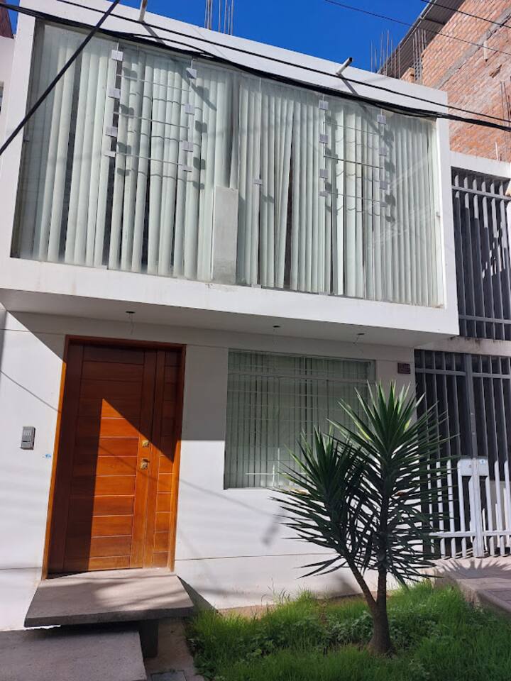 Casa Completa, 5 Dormitorios Y Jardín - Ayacucho