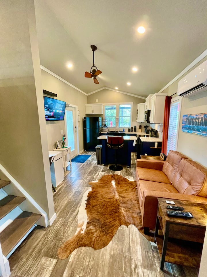 Stylish Tiny Home-fire Features-covered Porch - Kingsland, TX