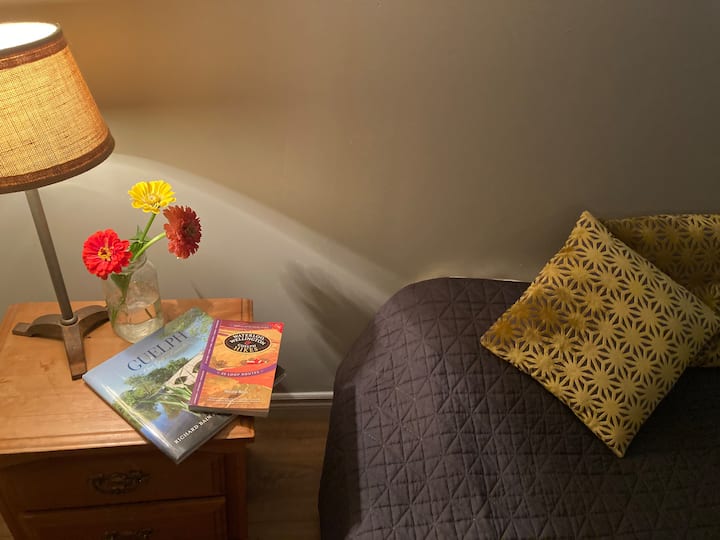 Quiet, Retro Space With Fire Place, Cast Iron Bath - Guelph