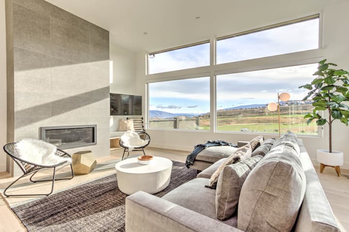 Modern Predator Ridge Home With Exceptional Views - Vernon