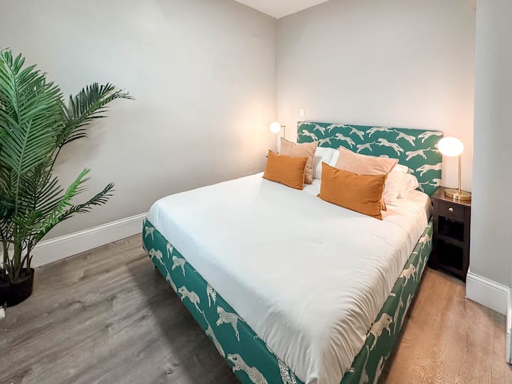The Ellie House 11, Back Bay, 2 Bed! - Dorchester, MA