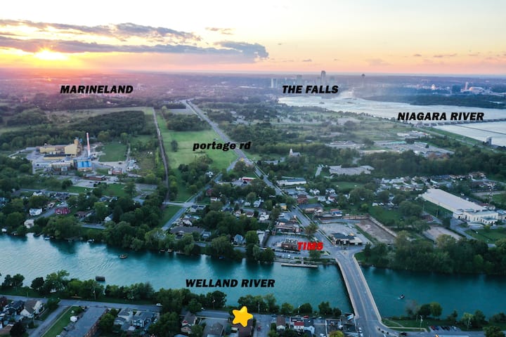 Spacious Family Retreat| 5 Beds, Dock,near Falls! - Niagara Falls, NY
