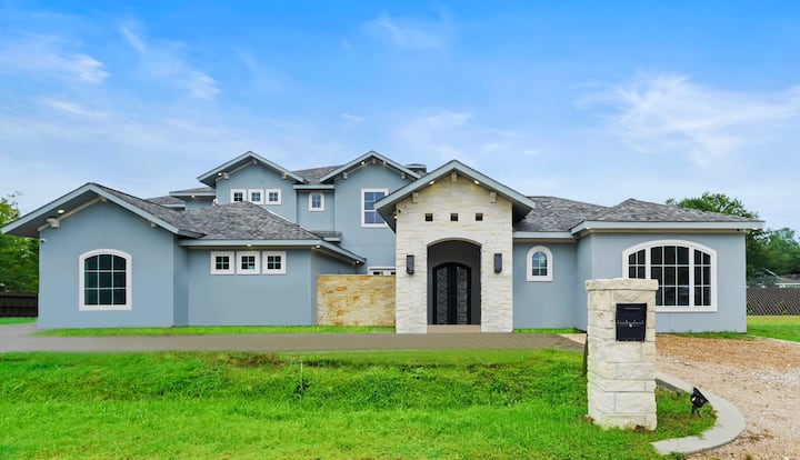 4- Bedroom Home With Theater Room & Bar/7200 Sqft - Bellaire, TX