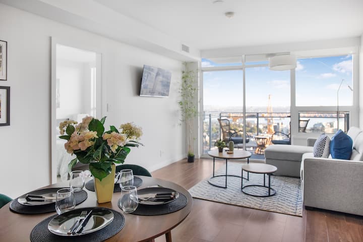 Living W/exhilarating Views & Pool - Min 90 Days - North Vancouver