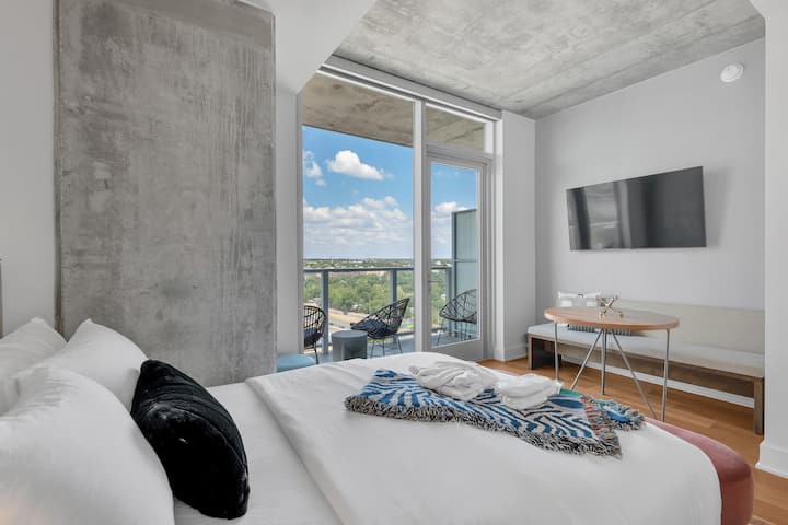 Modern Downtown Sky Suite * Rooftop Pool * W/d - Dove Springs - Austin