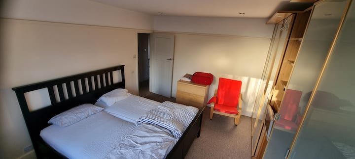 Large Double Bedroom In Comfortable Family Home - Northampton, UK