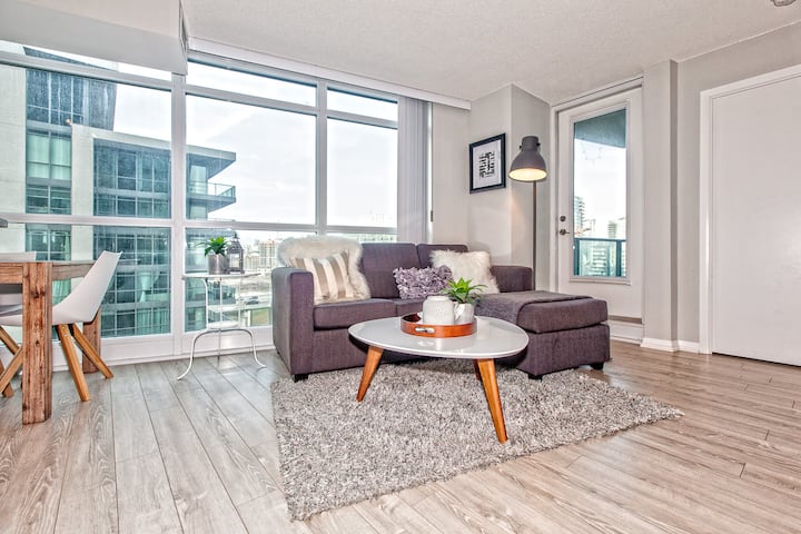 Stylish 2 Bdrm Gorgeous Cn Tower View W/parking! - 토론토