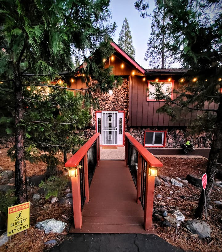 Family & Dog-friendly Mountain Cabin - Yosemite National Park, CA