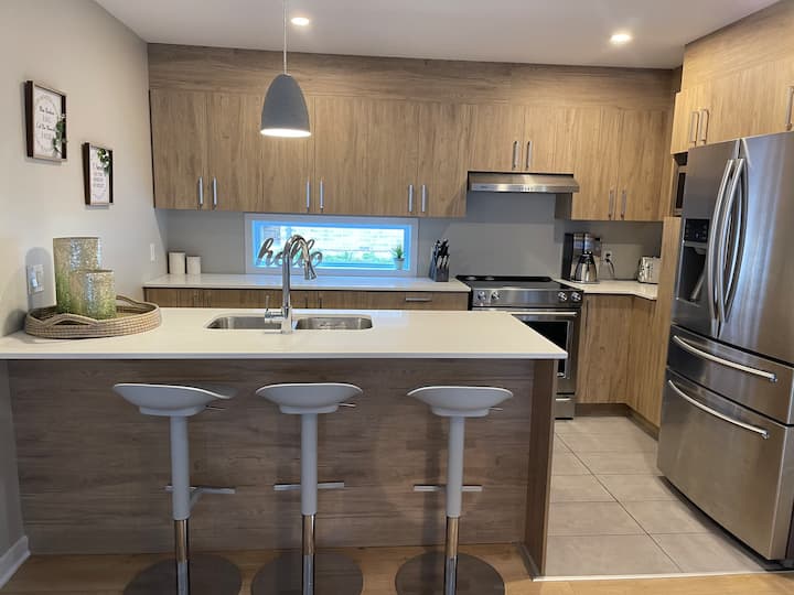 Spacious 3 Bedroom Condo In Laval - Mirabel