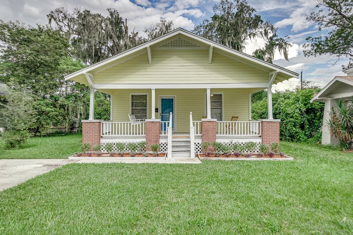 Peaceful & Sunny Cottage ~ Walk Everywhere - Lakeland, FL
