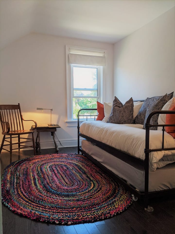 Private Quaint Bedroom Bed And Breakfast In Town - Goderich