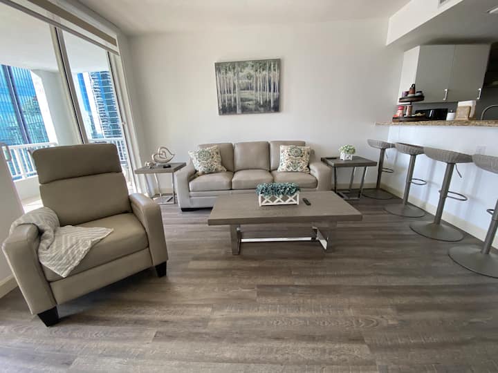 Gorgeous 1 Bed/bath Condo W/ Free Garage Parking - Miami, FL