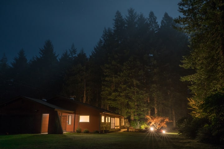 Redwood Cabin For Two • Cozy Fire + Privacy - Crescent City, CA