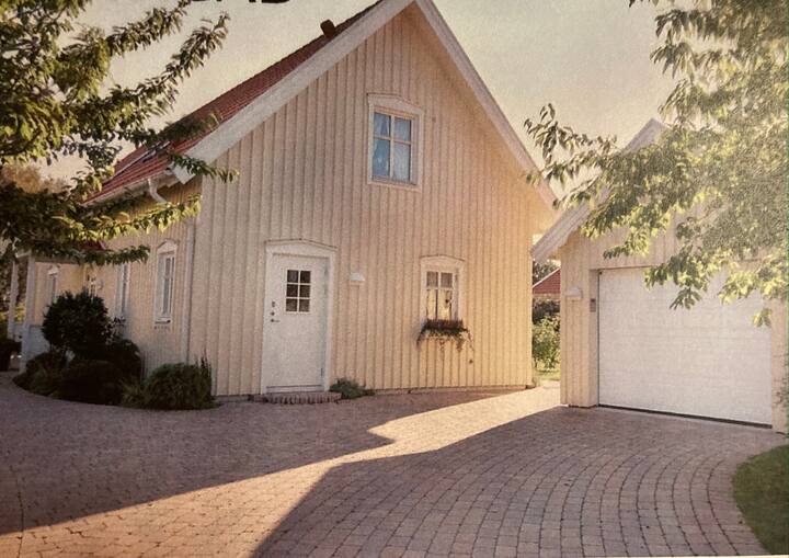 Strandnära Hus I Varberg - Varberg
