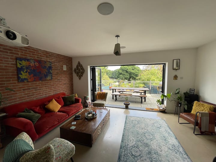 Superb Home With Fabulous Space/great Location - Cardiff