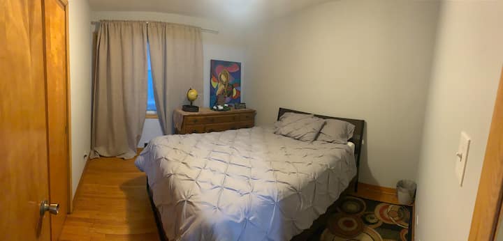 Cozy Queen-size Bedroom, Private And Locked Room. - Chicago, IL