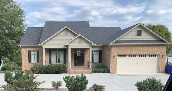 Luxury River Front House -Game Room & Private Dock - Charleston, TN
