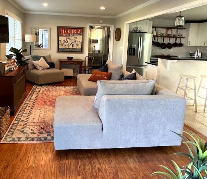 Cheerful 3 Br Home W/ Free Parking & Fenced Yard - Greenville, SC