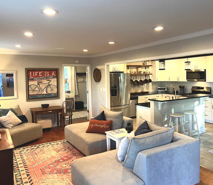 Cheerful 3 Br Home W/ Free Parking & Fenced Yard - Saluda Lake, SC