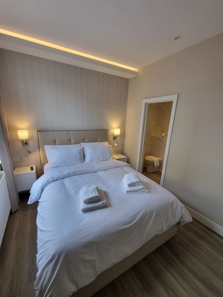 Deluxe King Room In Hotel - London - Edgware